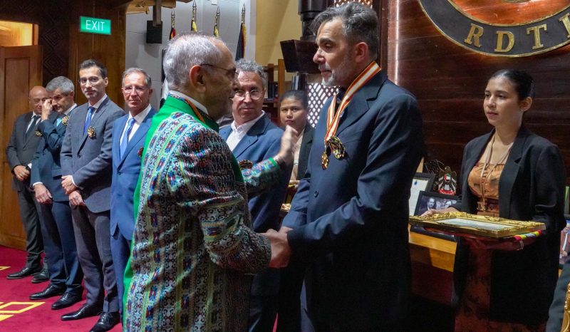 Xefe Estadu kondekora jornalista portugés na'in-ualu ho medalla Orden ...