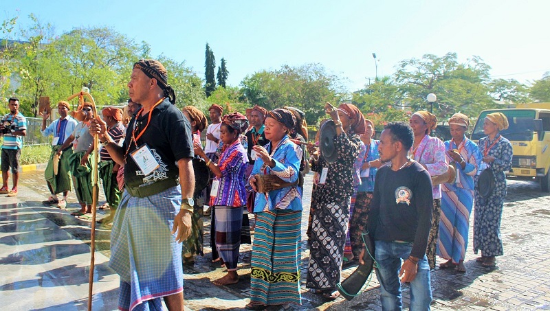 Grupu Kultural PICOMA Maubisse sei simu Papa iha Katedral ho dadolin no ...