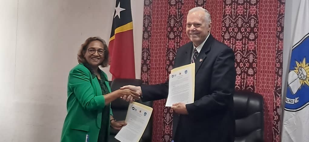 Peace Corps reforsa métodu hanorin ba profesór matéria lian ingléz ...